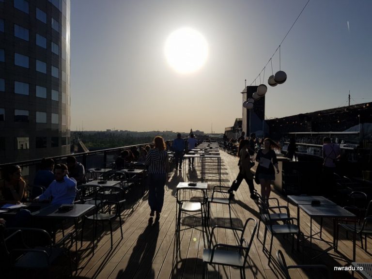 Turul skybar-urilor: la Linea / Closer to the Moon pe acoperișul ...