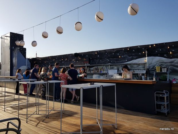 Turul skybar-urilor: la Linea / Closer to the Moon pe acoperișul ...