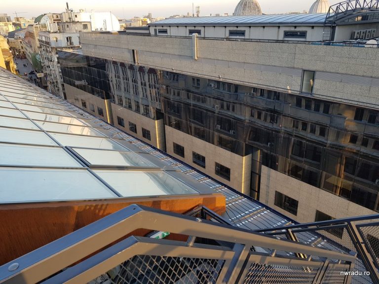 Turul skybar-urilor: la Linea / Closer to the Moon pe acoperișul ...