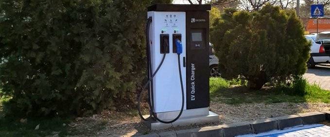 A apărut o stație de încărcare a mașinilor electrice la benzinăria MOL ...