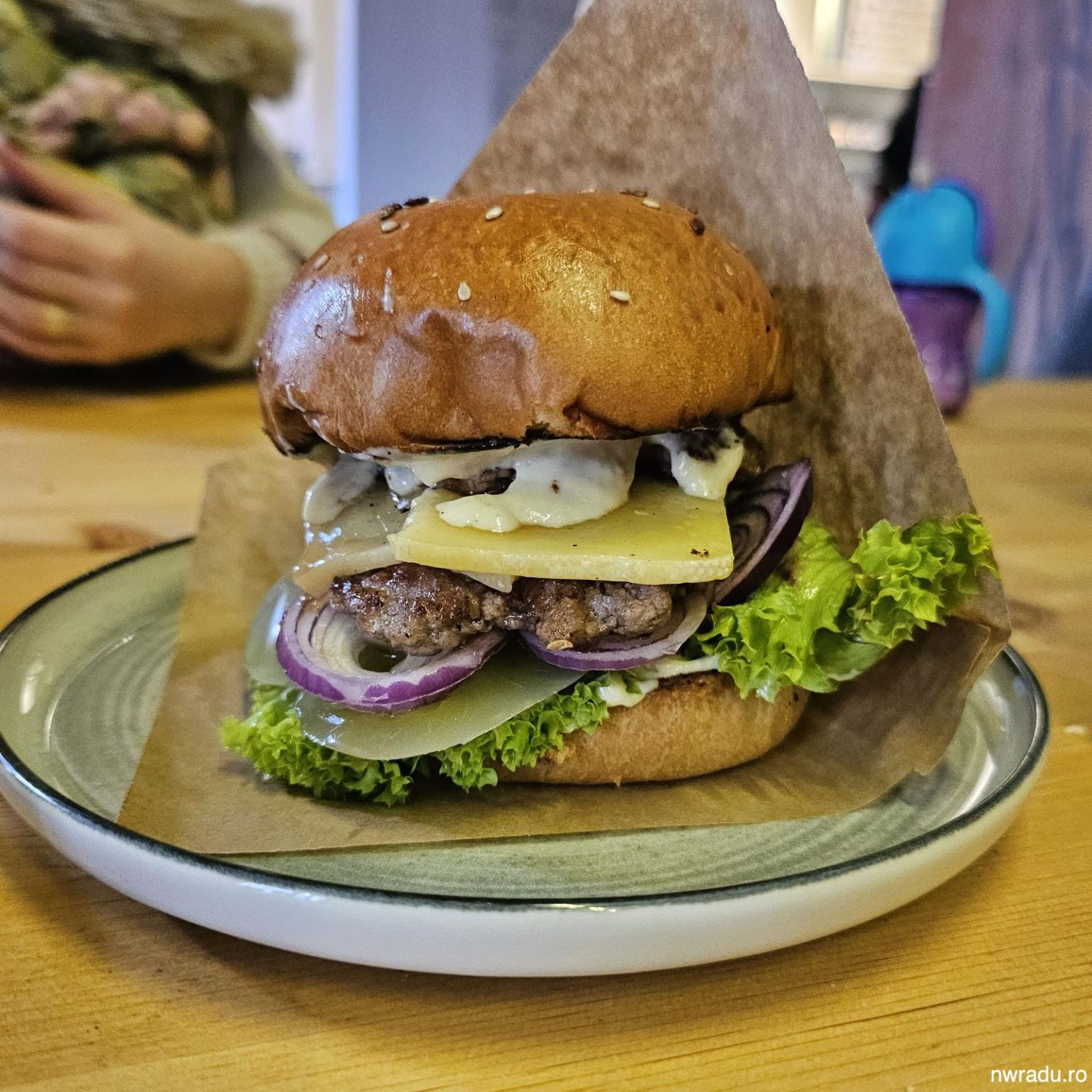 Turul Burgerilor: la Mario's Osteria cu bere artizanală de la Ironic ...
