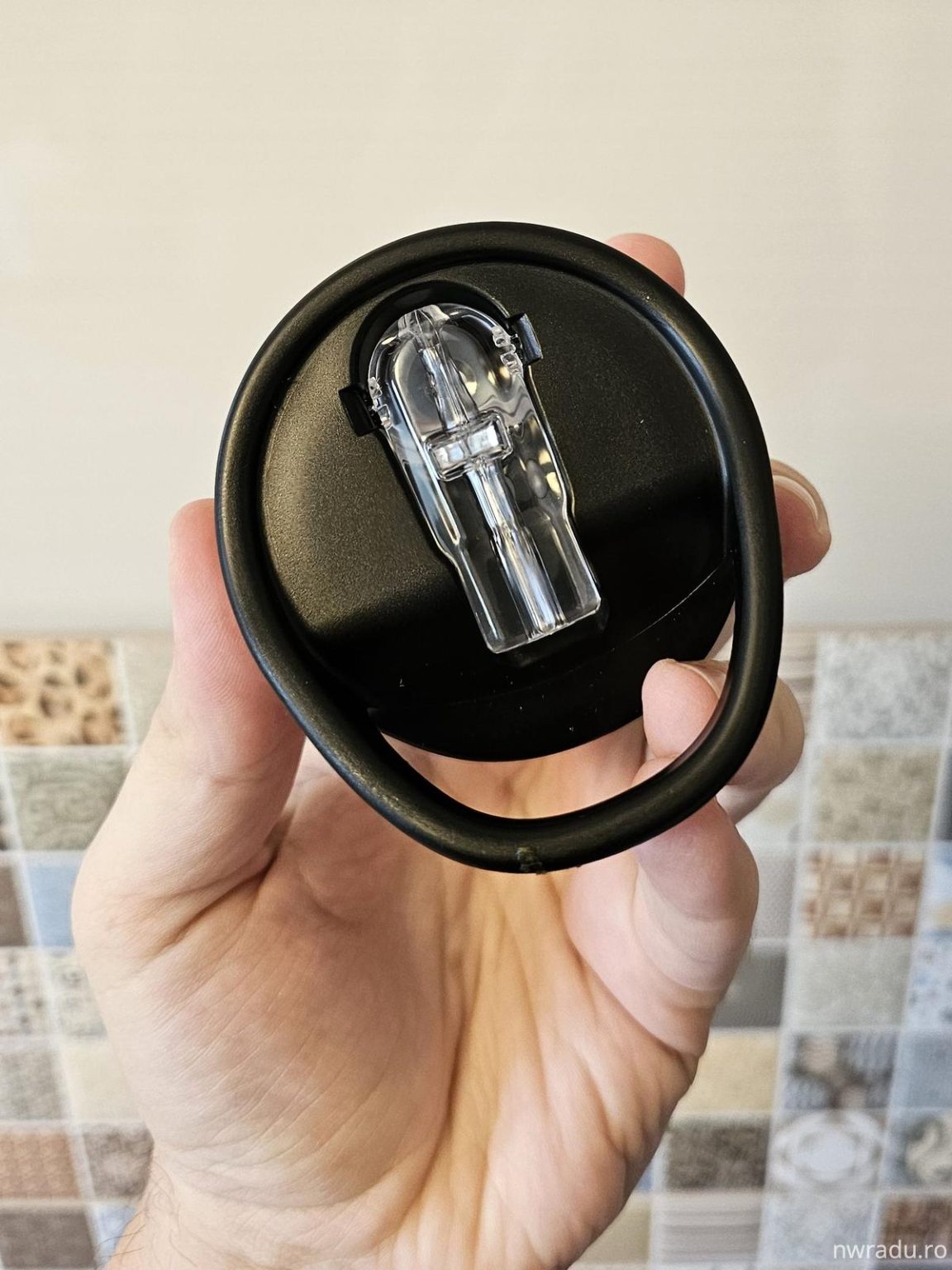 Mi-am luat o sticlă de apă termos cu trei tipuri de dopuri bine gândite ...